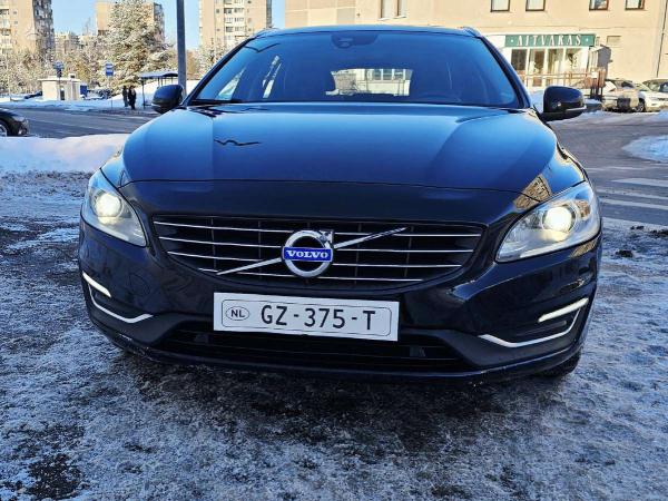 Melns Volvo V60 2015 Viļņa, ar dzinēja tilpumu 2.40 L un nobraukumu 231 tūkst. km par 7750 €, foto 2 vietnē AUTOMOTO.COM.LV
