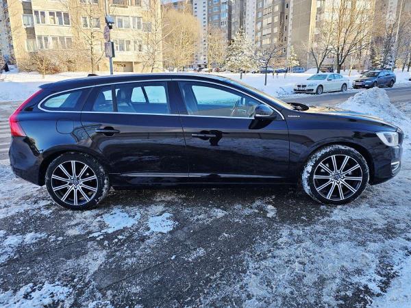 Melns Volvo V60 2015 Viļņa, ar dzinēja tilpumu 2.40 L un nobraukumu 231 tūkst. km par 7750 €, foto 3 vietnē AUTOMOTO.COM.LV