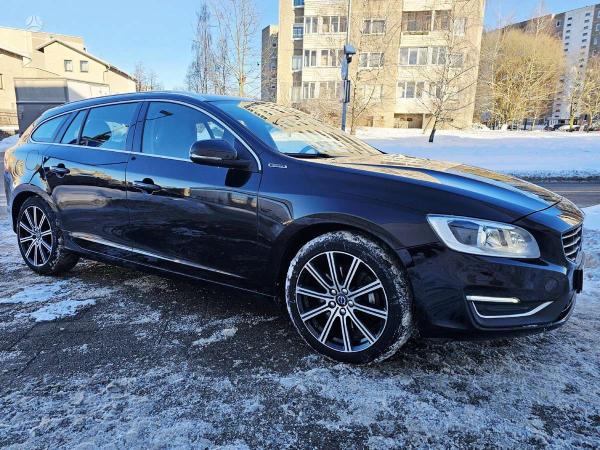 Melns Volvo V60 2015 Viļņa, ar dzinēja tilpumu 2.40 L un nobraukumu 231 tūkst. km par 7750 €, foto 4 vietnē AUTOMOTO.COM.LV