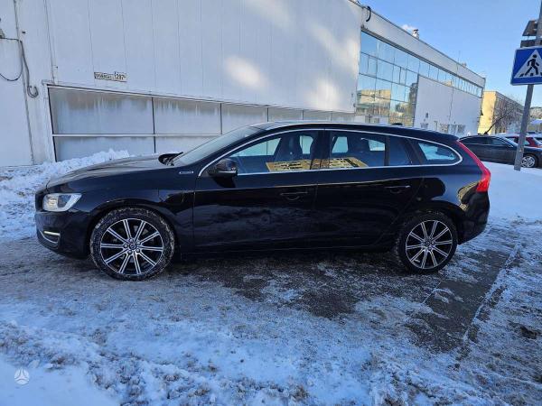 Melns Volvo V60 2015 Viļņa, ar dzinēja tilpumu 2.40 L un nobraukumu 231 tūkst. km par 7750 €, foto 5 vietnē AUTOMOTO.COM.LV