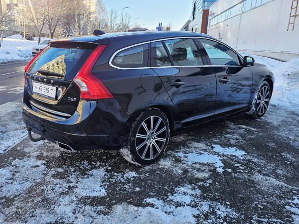 Melns Volvo V60 2015 Viļņa, ar dzinēja tilpumu 2.40 L un nobraukumu 231 tūkst. km par 7750 €, foto 6 vietnē AUTOMOTO.COM.LV
