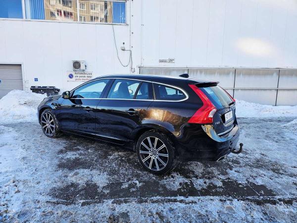 Melns Volvo V60 2015 Viļņa, ar dzinēja tilpumu 2.40 L un nobraukumu 231 tūkst. km par 7750 €, foto 7 vietnē AUTOMOTO.COM.LV