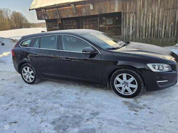 Melns Volvo V60 2015 Klaipėda, ar dzinēja tilpumu 2.00 L un nobraukumu 357 tūkst. km par 5700 €, foto 2 vietnē AUTOMOTO.COM.LV