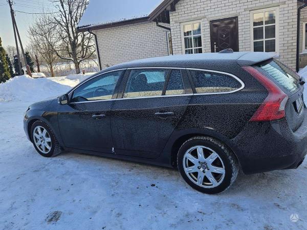 Melns Volvo V60 2015 Klaipėda, ar dzinēja tilpumu 2.00 L un nobraukumu 357 tūkst. km par 5700 €, foto 3 vietnē AUTOMOTO.COM.LV