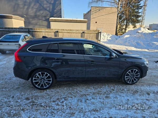 Melns Volvo V60 2015 Tartu, ar dzinēja tilpumu 2.40 L un nobraukumu 230 tūkst. km par 8790 €, foto 7 vietnē AUTOMOTO.COM.LV