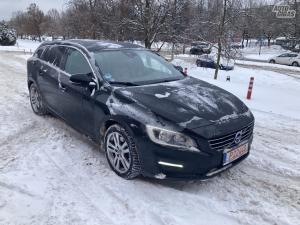 Black Volvo V60 2015 in Vilnius, with an engine capacity of 2.40 L and mileage of 352 thousand km for 6350 €, photo  on AUTOMOTO.COM.LV