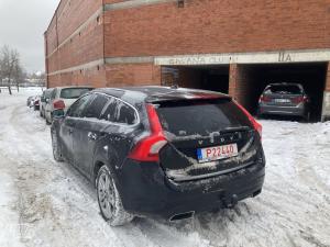 Black Volvo V60 2015 in Vilnius, with an engine capacity of 2.40 L and mileage of 352 thousand km for 6350 €, photo 6 on AUTOMOTO.COM.LV