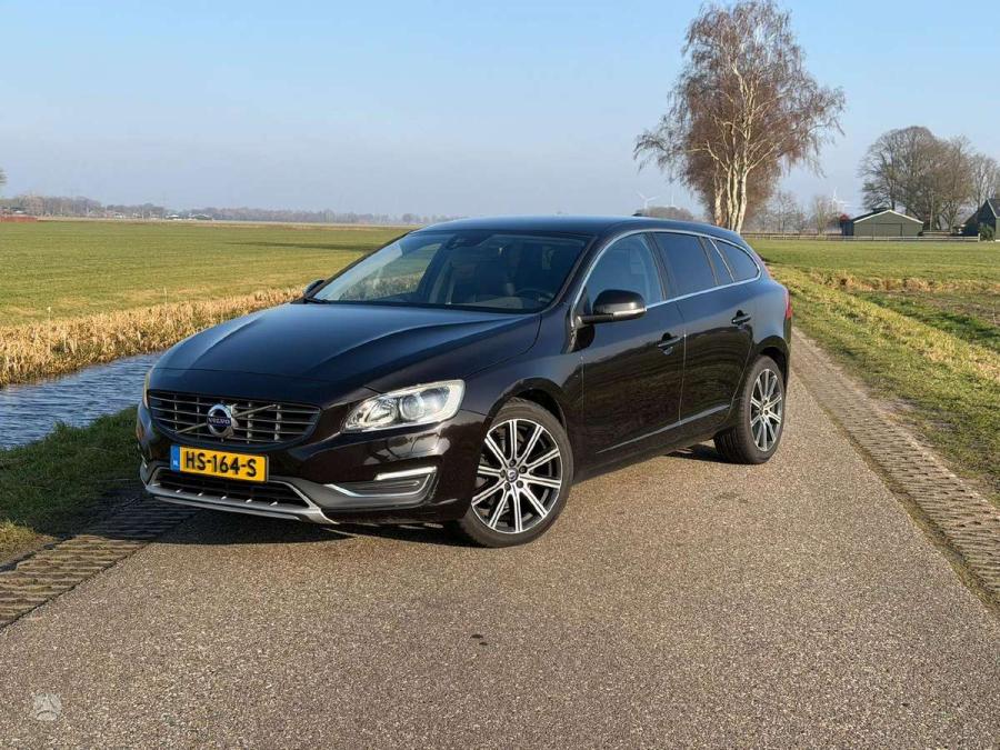 Melns Volvo V60 2015 Klaipėda, ar dzinēja tilpumu 1.97 L un nobraukumu 211 tūkst. km par 8800 €, foto 1 vietnē AUTOMOTO.COM.LV