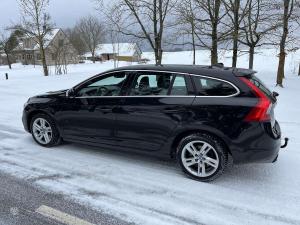 Melns Volvo V60 2015 Prienai, ar dzinēja tilpumu 2.40 L un nobraukumu 252 tūkst. km par 7650 €, foto  vietnē AUTOMOTO.COM.LV