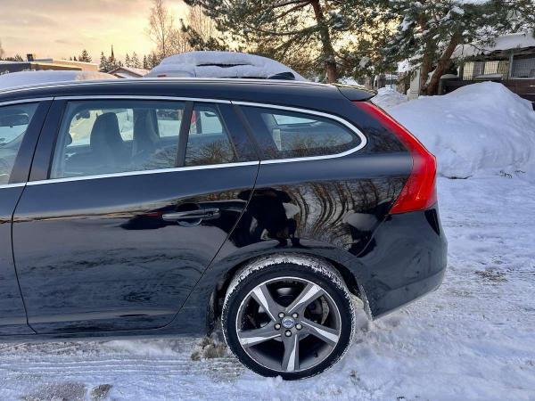 Melns Volvo V60 2015 Šauļi, ar dzinēja tilpumu 1.97 L un nobraukumu 270 tūkst. km par 7450 €, foto 7 vietnē AUTOMOTO.COM.LV