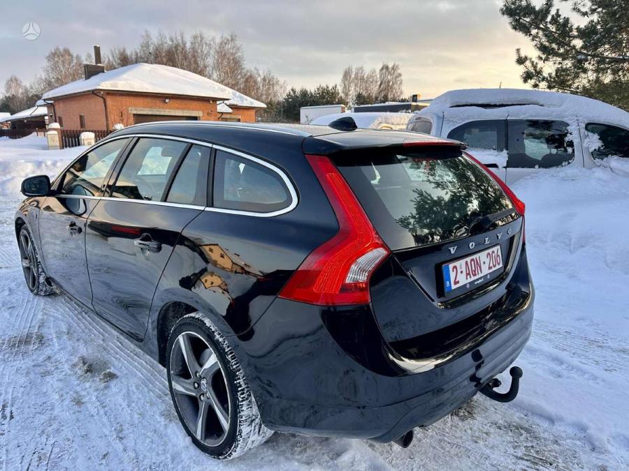 Melns Volvo V60 2015 Šauļi, ar dzinēja tilpumu 1.97 L un nobraukumu 270 tūkst. km par 7450 €, foto 8 vietnē AUTOMOTO.COM.LV