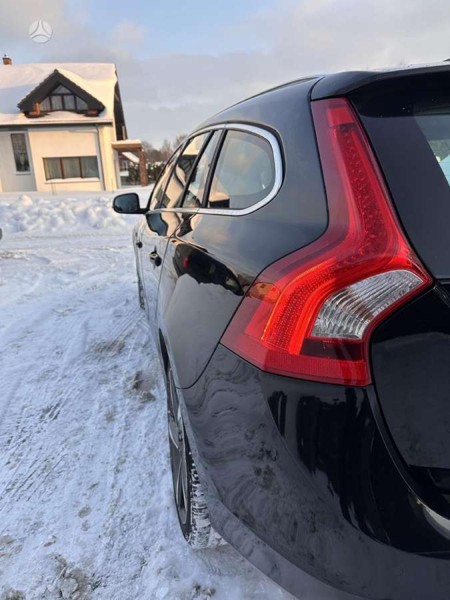 Melns Volvo V60 2015 Šauļi, ar dzinēja tilpumu 1.97 L un nobraukumu 270 tūkst. km par 7450 €, foto 9 vietnē AUTOMOTO.COM.LV