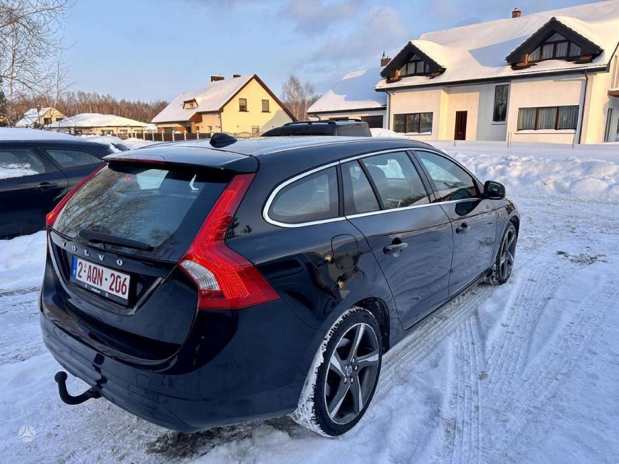 Melns Volvo V60 2015 Šauļi, ar dzinēja tilpumu 1.97 L un nobraukumu 270 tūkst. km par 7450 €, foto 12 vietnē AUTOMOTO.COM.LV