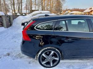 Melns Volvo V60 2015 Šauļi, ar dzinēja tilpumu 1.97 L un nobraukumu 270 tūkst. km par 7450 €, foto 13 vietnē AUTOMOTO.COM.LV