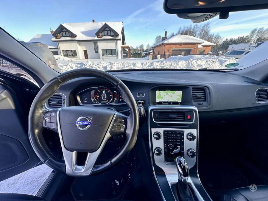Melns Volvo V60 2015 Šauļi, ar dzinēja tilpumu 1.97 L un nobraukumu 270 tūkst. km par 7450 €, foto 19 vietnē AUTOMOTO.COM.LV