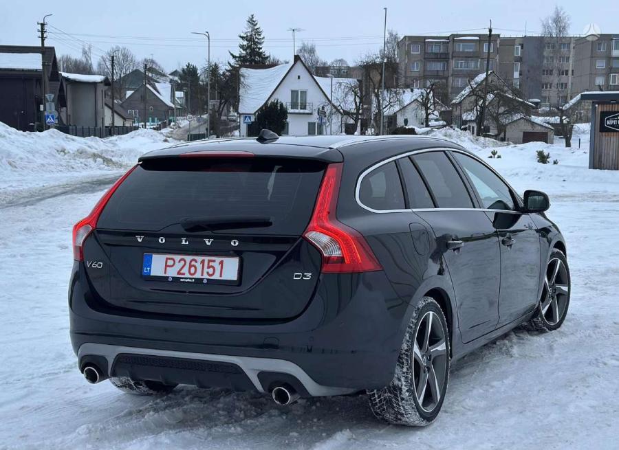 Black Volvo V60 2015 in Raseiniai, with an engine capacity of 1.98 L and mileage of 280 thousand km for 7350 €, photo 4 on AUTOMOTO.COM.LV