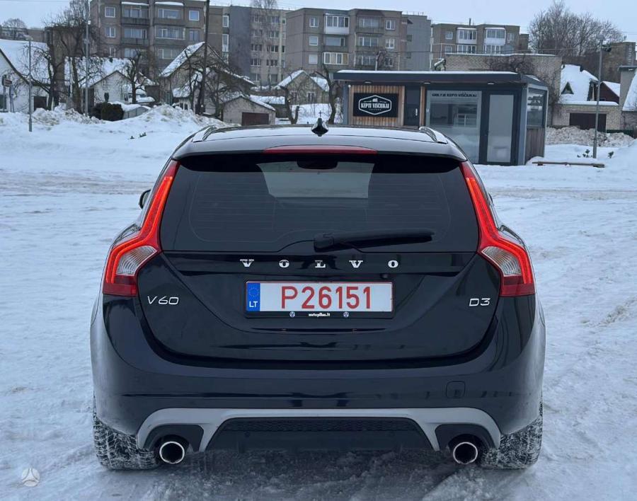 Black Volvo V60 2015 in Raseiniai, with an engine capacity of 1.98 L and mileage of 280 thousand km for 7350 €, photo 5 on AUTOMOTO.COM.LV