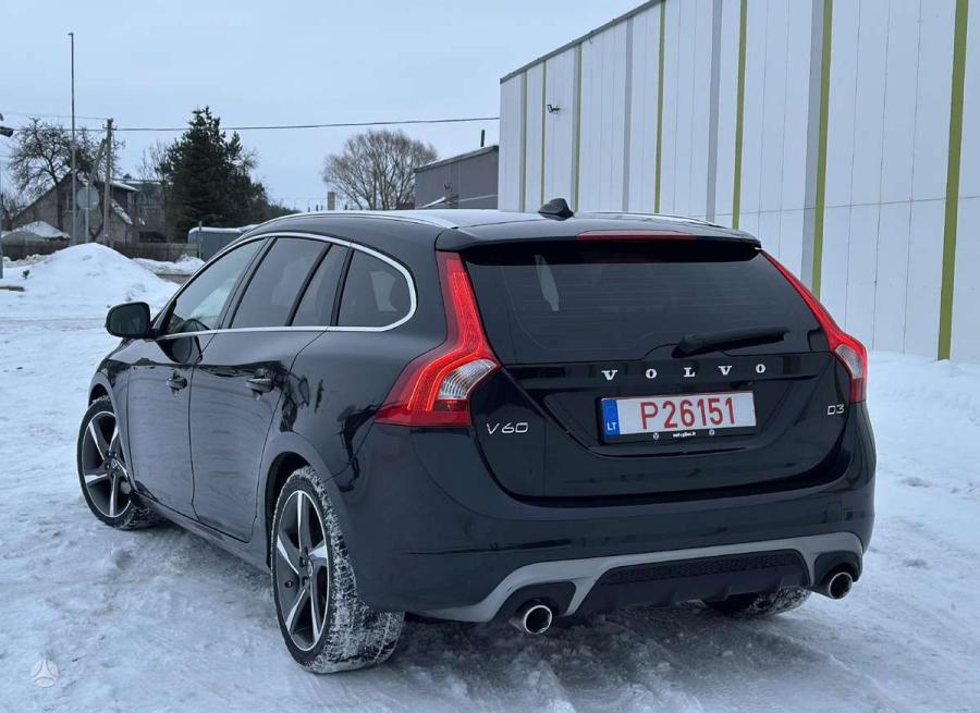 Black Volvo V60 2015 in Raseiniai, with an engine capacity of 1.98 L and mileage of 280 thousand km for 7350 €, photo 6 on AUTOMOTO.COM.LV
