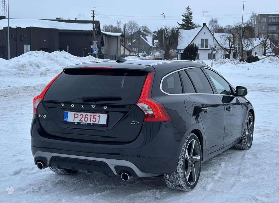 Black Volvo V60 2015 in Raseiniai, with an engine capacity of 1.98 L and mileage of 280 thousand km for 7350 €, photo 9 on AUTOMOTO.COM.LV