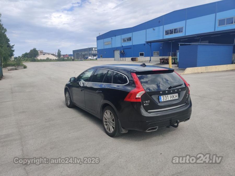 Black Volvo V60 2015 in Tallinn, with an engine capacity of 2.40 L and mileage of 246 thousand km for 9900 €, photo 5 on AUTOMOTO.COM.LV