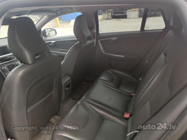 Black Volvo V60 2015 in Tallinn, with an engine capacity of 2.40 L and mileage of 246 thousand km for 9900 €, photo 7 on AUTOMOTO.COM.LV