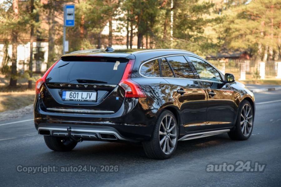 Black Volvo V60 2015 in Parnu, with an engine capacity of 2.40 L and mileage of 292 thousand km for 10900 €, photo 4 on AUTOMOTO.COM.LV
