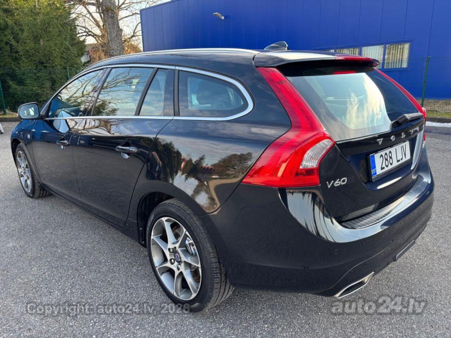 Melns Volvo V60 2015 Paide, ar dzinēja tilpumu 2.00 L un nobraukumu 268 tūkst. km par 8690 €, foto 4 vietnē AUTOMOTO.COM.LV