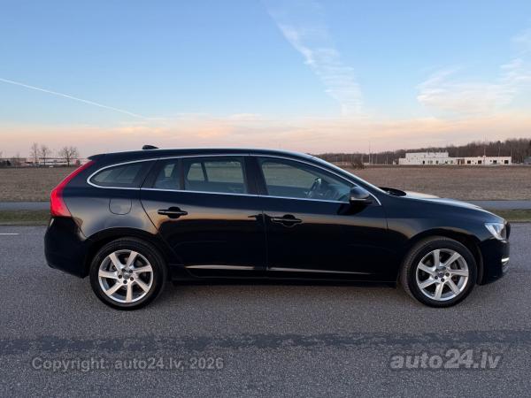 Black Volvo V60 2015 in Tallinn, with an engine capacity of 1.60 L and mileage of 148 thousand km for 7990 €, photo 10 on AUTOMOTO.COM.LV