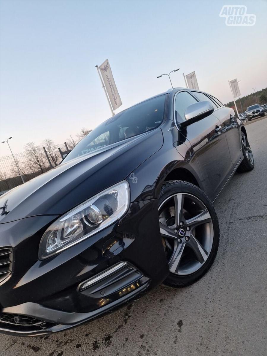 Melns Volvo V60 2015 Viļņa, ar dzinēja tilpumu 2.40 L un nobraukumu 253 tūkst. km par 9900 €, foto 1 vietnē AUTOMOTO.COM.LV