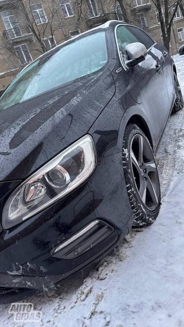 Black Volvo V60 2015 in Vilnius, with an engine capacity of 2.40 L and mileage of 253 thousand km for 9900 €, photo 7 on AUTOMOTO.COM.LV