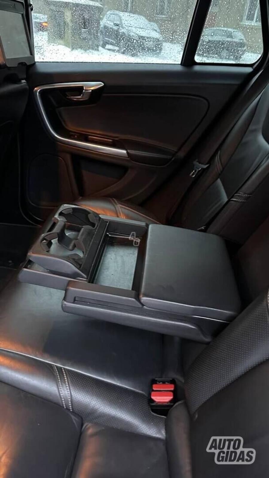 Melns Volvo V60 2015 Viļņa, ar dzinēja tilpumu 2.40 L un nobraukumu 253 tūkst. km par 9900 €, foto 14 vietnē AUTOMOTO.COM.LV