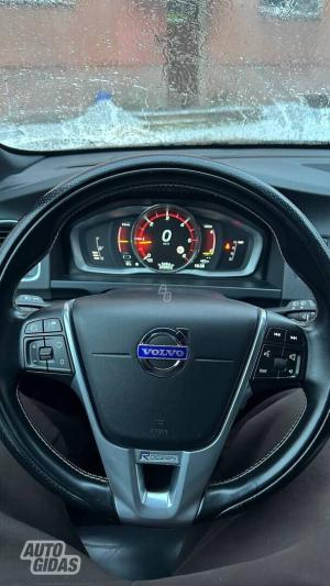 Melns Volvo V60 2015 Viļņa, ar dzinēja tilpumu 2.40 L un nobraukumu 253 tūkst. km par 9900 €, foto 35 vietnē AUTOMOTO.COM.LV