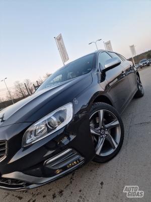 Melns Volvo V60 2015 Viļņa, ar dzinēja tilpumu 2.40 L un nobraukumu 253 tūkst. km par 8999 €, foto 1 vietnē AUTOMOTO.COM.LV