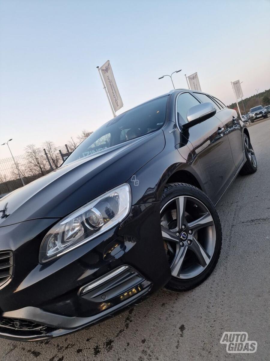 Melns Volvo V60 2015 Viļņa, ar dzinēja tilpumu 2.40 L un nobraukumu 253 tūkst. km par 8999 €, foto 1 vietnē AUTOMOTO.COM.LV