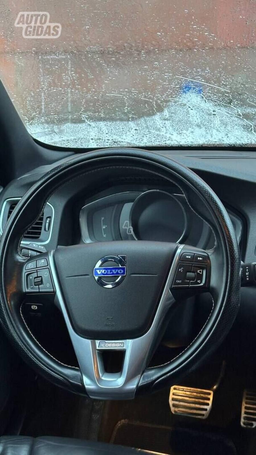 Melns Volvo V60 2015 Viļņa, ar dzinēja tilpumu 2.40 L un nobraukumu 253 tūkst. km par 8999 €, foto 17 vietnē AUTOMOTO.COM.LV