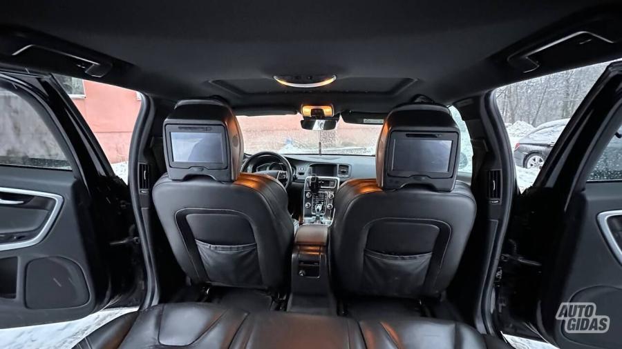 Melns Volvo V60 2015 Viļņa, ar dzinēja tilpumu 2.40 L un nobraukumu 253 tūkst. km par 8999 €, foto 21 vietnē AUTOMOTO.COM.LV