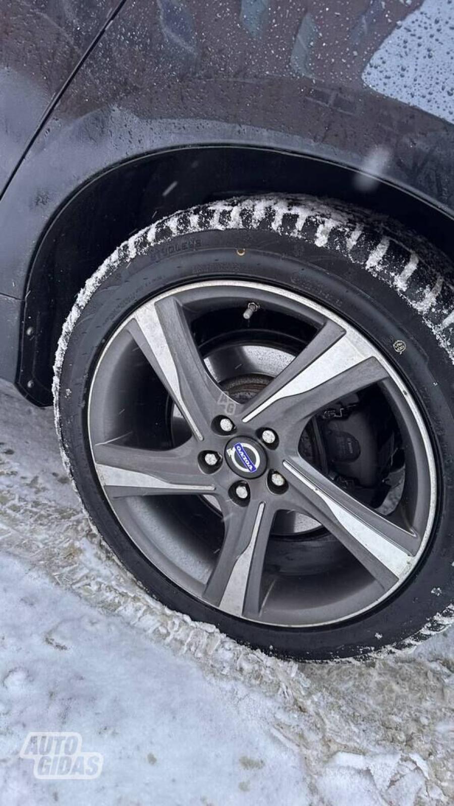 Melns Volvo V60 2015 Viļņa, ar dzinēja tilpumu 2.40 L un nobraukumu 253 tūkst. km par 8999 €, foto 22 vietnē AUTOMOTO.COM.LV