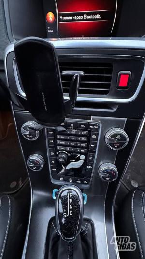 Melns Volvo V60 2015 Viļņa, ar dzinēja tilpumu 2.40 L un nobraukumu 253 tūkst. km par 8999 €, foto 23 vietnē AUTOMOTO.COM.LV