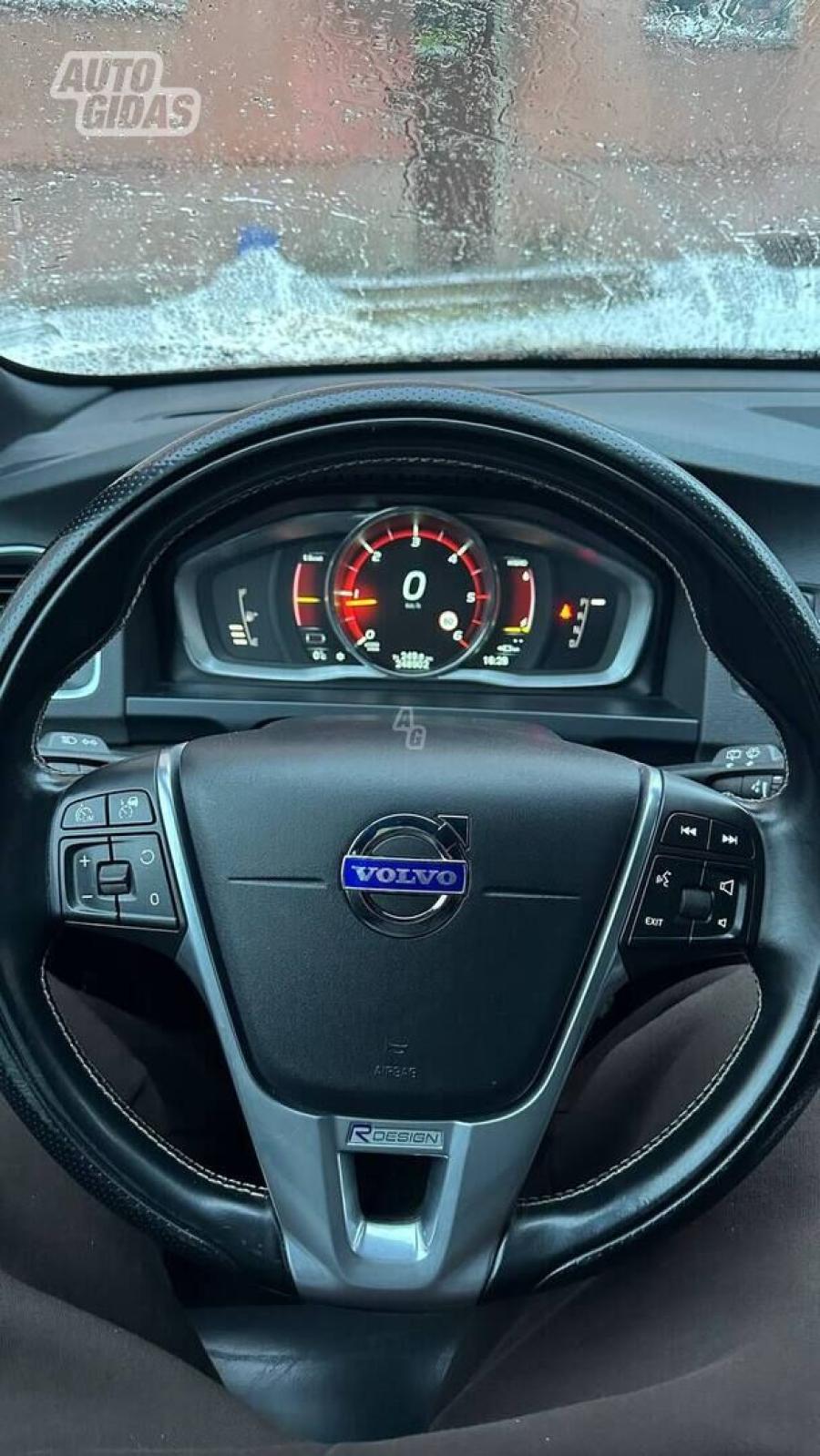 Melns Volvo V60 2015 Viļņa, ar dzinēja tilpumu 2.40 L un nobraukumu 253 tūkst. km par 8999 €, foto 35 vietnē AUTOMOTO.COM.LV