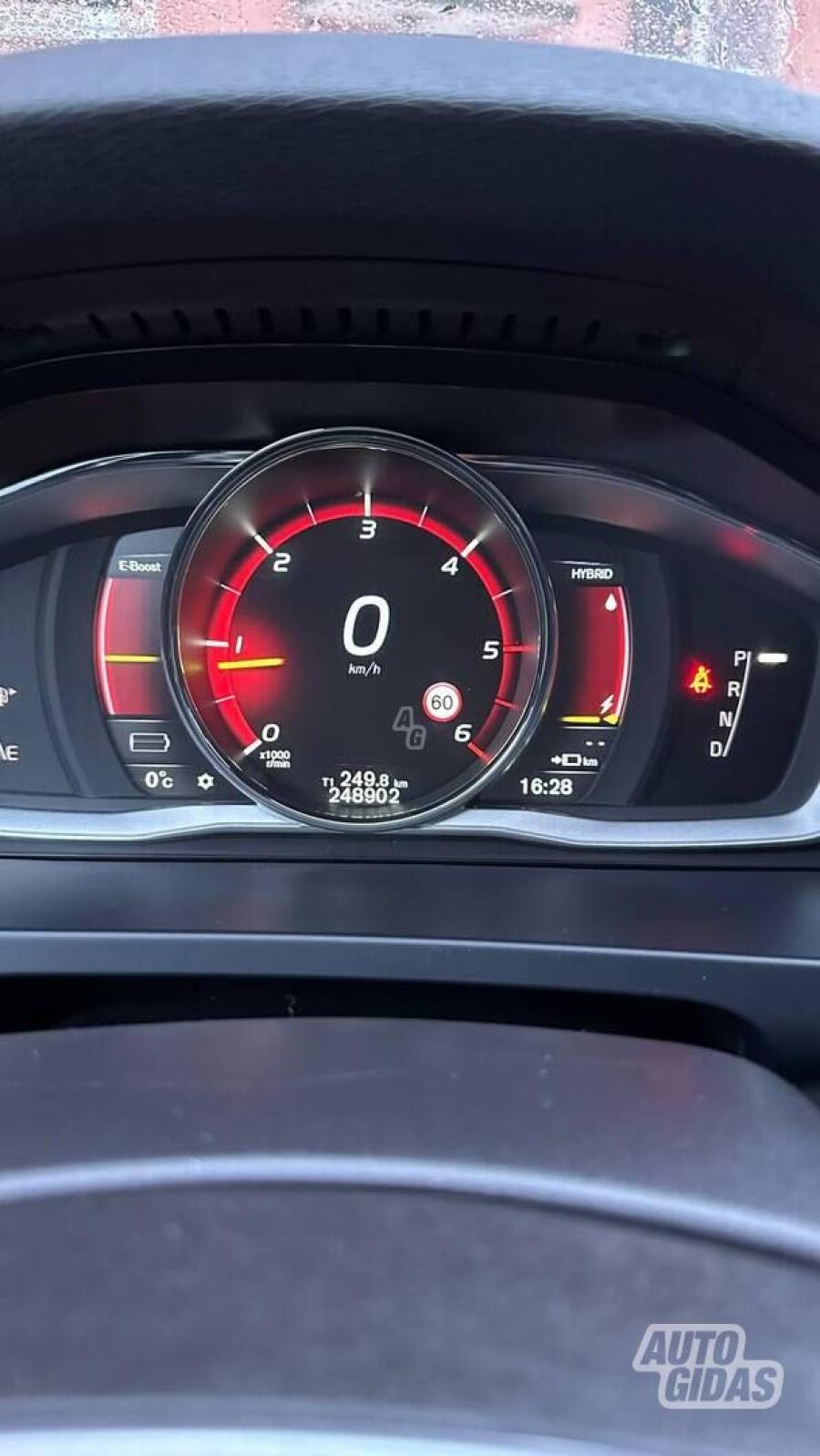 Melns Volvo V60 2015 Viļņa, ar dzinēja tilpumu 2.40 L un nobraukumu 253 tūkst. km par 8999 €, foto 36 vietnē AUTOMOTO.COM.LV