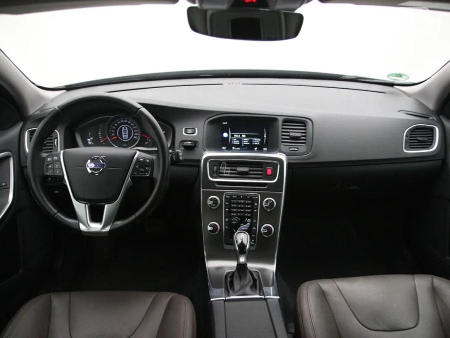 Black Volvo V60 2015 in Vilnius, with an engine capacity of 2.00 L and mileage of 185 thousand km for 9199 €, photo 3 on AUTOMOTO.COM.LV