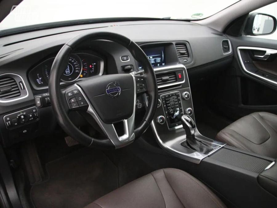 Black Volvo V60 2015 in Vilnius, with an engine capacity of 2.00 L and mileage of 185 thousand km for 9199 €, photo 17 on AUTOMOTO.COM.LV