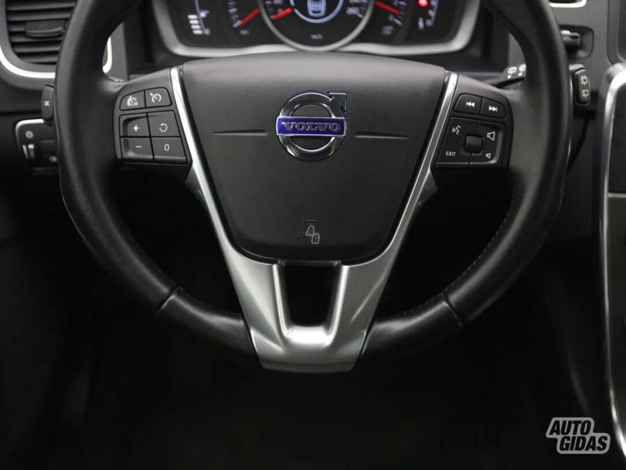 Black Volvo V60 2015 in Vilnius, with an engine capacity of 2.00 L and mileage of 185 thousand km for 9199 €, photo 19 on AUTOMOTO.COM.LV