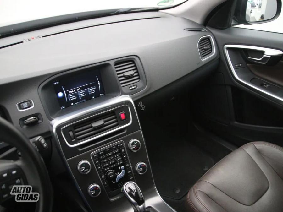 Black Volvo V60 2015 in Vilnius, with an engine capacity of 2.00 L and mileage of 185 thousand km for 9199 €, photo 22 on AUTOMOTO.COM.LV