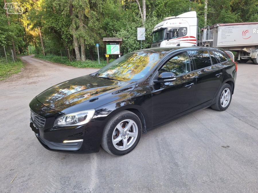Black Volvo V60 2015 in Taurage, with an engine capacity of 2.00 L and mileage of 215 thousand km for 6699 €, photo 1 on AUTOMOTO.COM.LV