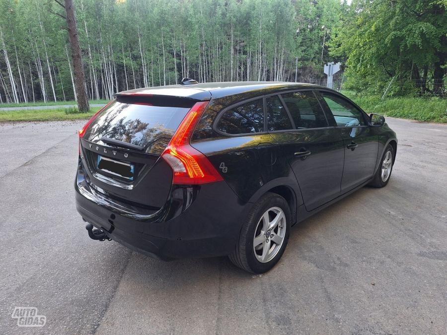Black Volvo V60 2015 in Taurage, with an engine capacity of 2.00 L and mileage of 215 thousand km for 6699 €, photo 5 on AUTOMOTO.COM.LV