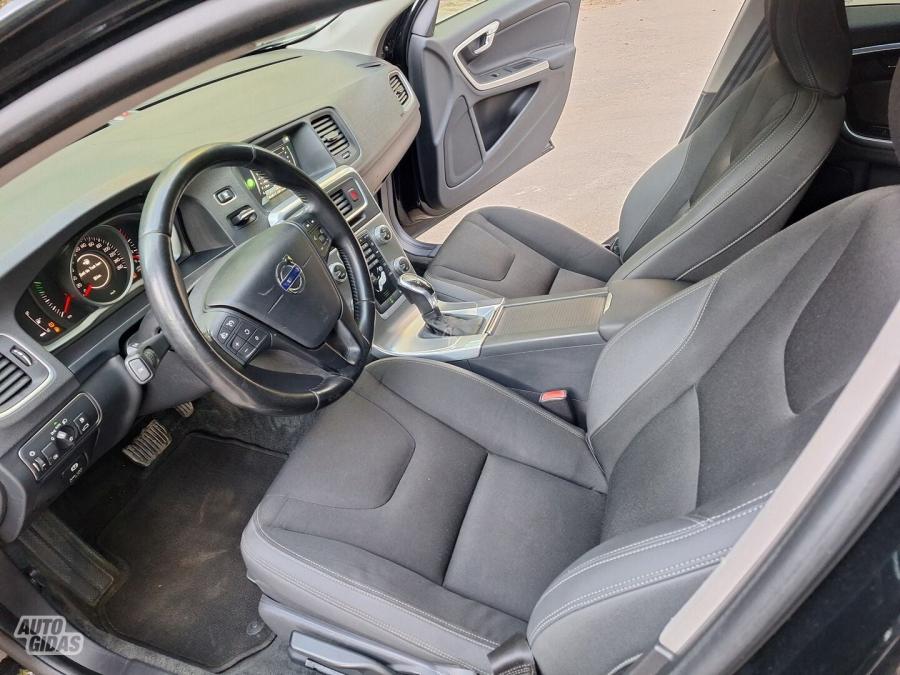 Black Volvo V60 2015 in Taurage, with an engine capacity of 2.00 L and mileage of 215 thousand km for 6699 €, photo 8 on AUTOMOTO.COM.LV