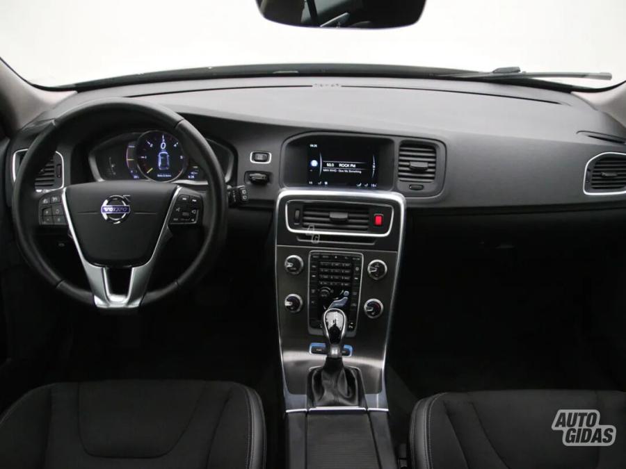 Black Volvo V60 2015 in Vilnius, with an engine capacity of 2.40 L and mileage of 260 thousand km for 9199 €, photo 3 on AUTOMOTO.COM.LV