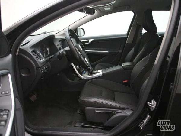 Black Volvo V60 2015 in Vilnius, with an engine capacity of 2.40 L and mileage of 260 thousand km for 9199 €, photo 4 on AUTOMOTO.COM.LV