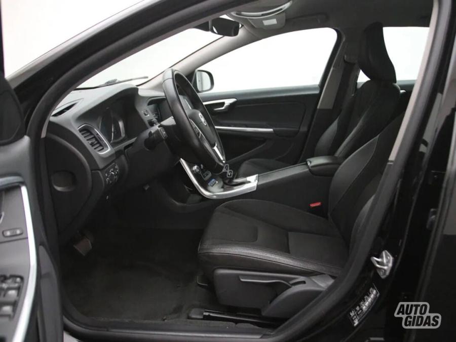 Black Volvo V60 2015 in Vilnius, with an engine capacity of 2.40 L and mileage of 260 thousand km for 9199 €, photo 5 on AUTOMOTO.COM.LV